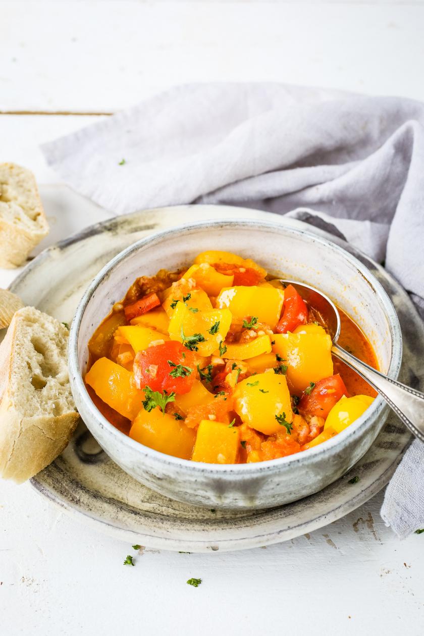 Letscho Rezept - Gemüseeintopf aus Paprika | Simply Yummy