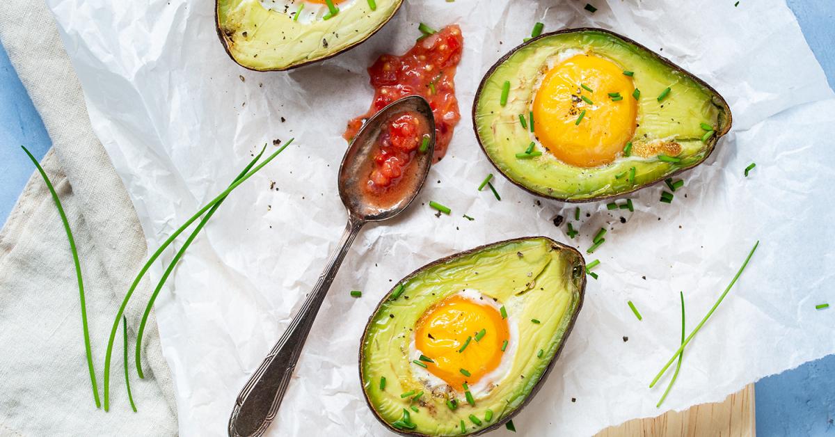 Avocado mit Ei - schneller Low-Carb-Snack | Simply Yummy