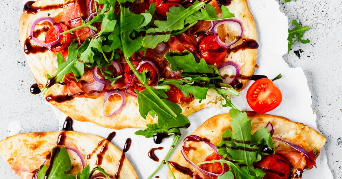 Flammkuchen Mit Tomate Und Rucola